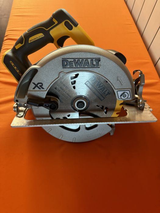 Акумулаторен циркулярен трион DEWALT DCS570 гр. Чепеларе • OLX.bg
