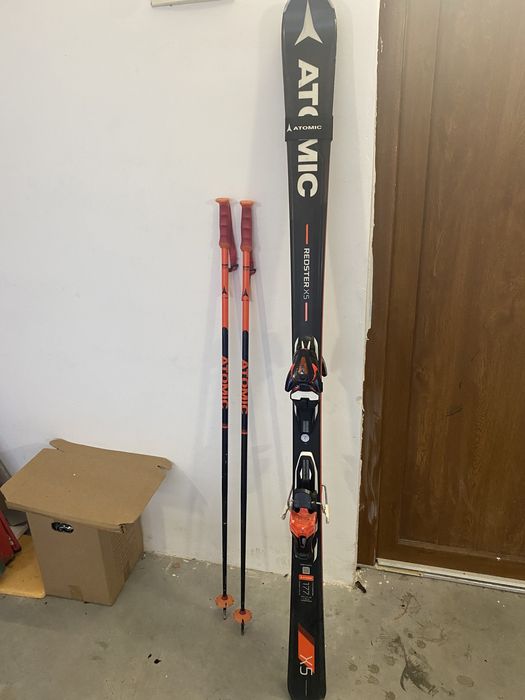 Vand schiuri ATOMIC REDSTER X5 împreuna cu bețe ATOMIC Vatra Dornei ...