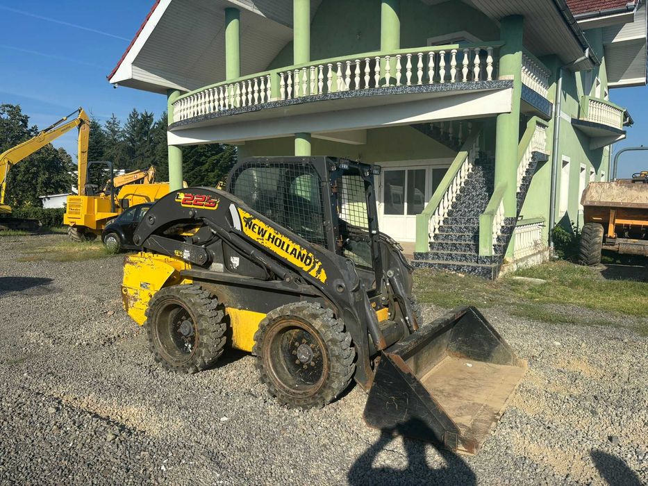 Mini incarcator New Holland L225 , 2012 Negresti-Oas • OLX.ro