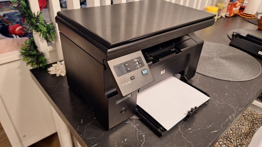 Imprimanta Multufinctional Hp M1130 stare f buna cu 2 cartuse plime ...