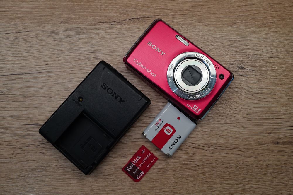 Aparat foto Sony Cybershot Pink 12Mp lentile Zeiss digital W230 ...