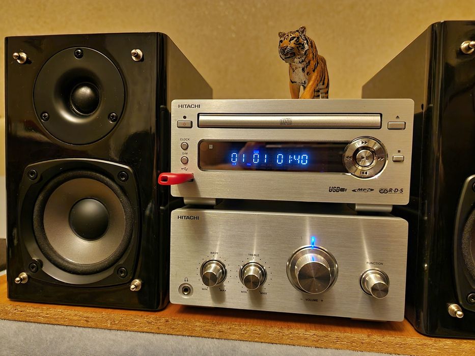 Hitachi AX-M649E. O bijuterie audio de mare rafinament. Sunet de vis ...