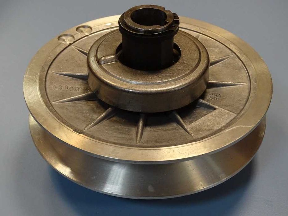 Вариаторна шайба Lenze 20-910 variable speed pulley 28H7 Ф205/Ф28 гр ...