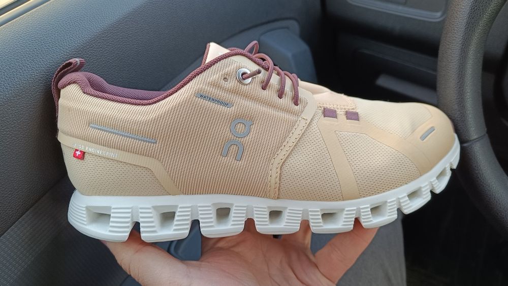 Adidasi On Cloud waterproof noi 38.5 Oradea • OLX.ro