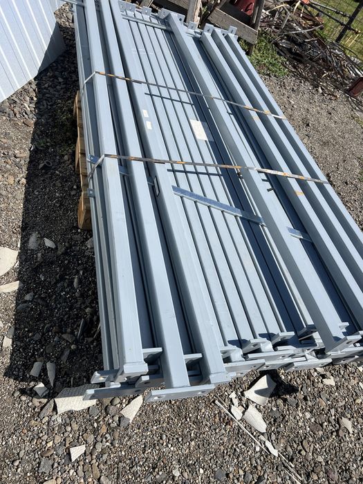 Stalpi metalici pt gard cu talpi 2,37m Reghin • OLX.ro