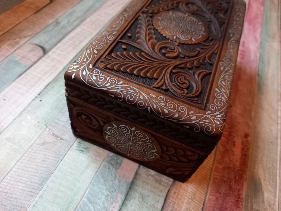 Cufar din lemn de nuc sculptat manual cu inserții de argint Curtea de ...