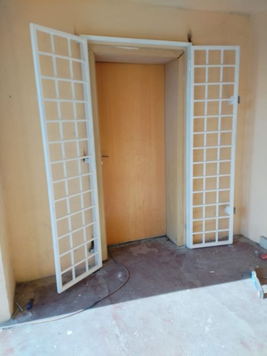 Gratii metalice uși și ferestre - grilaje fier forjat Dumbravita • OLX.ro