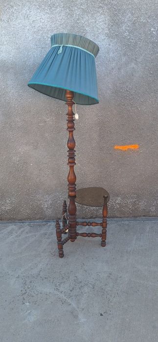 Lampadar podea vechi lemn Popesti-Leordeni • OLX.ro