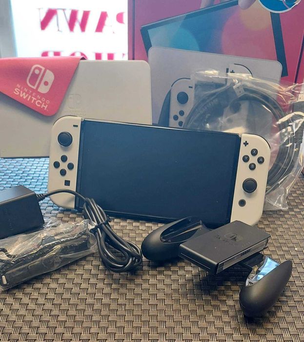Nintendo switch OLED с 3 в кутийки игри и екстри!!! к.к. Слънчев бряг ...