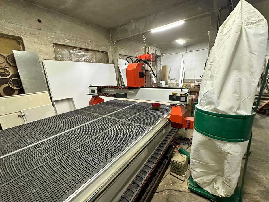 CNC ГРАВИР em-2040-2S с 2 шпиндела и въздушни вакуум помпи гр ...