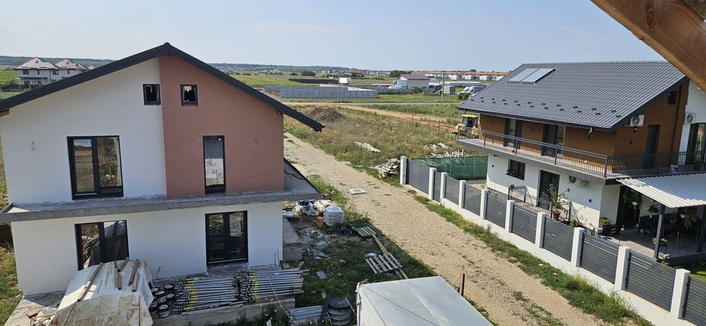 Case de vanzare cu beci/PIVNITA și balcon circular Dragomiresti-Deal ...