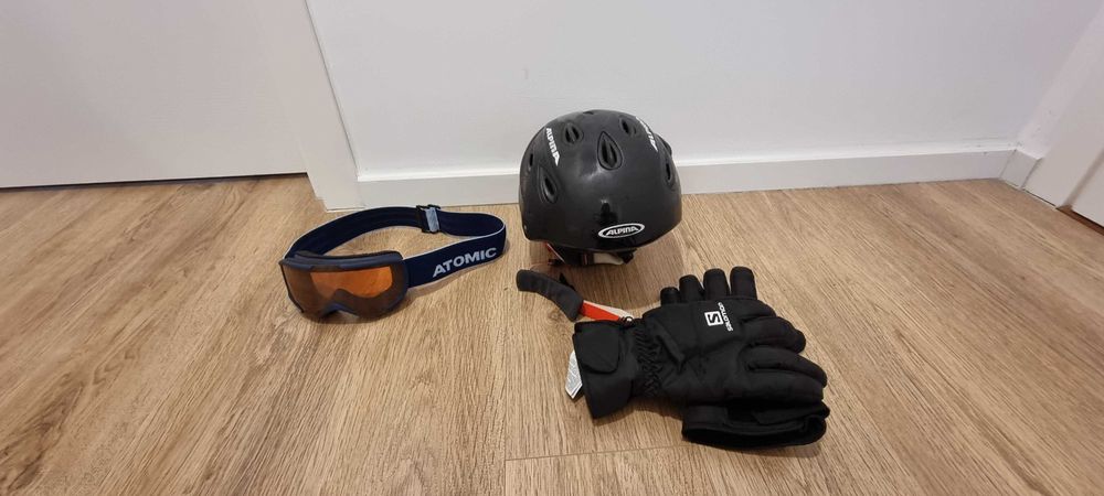 Vand echipamament ski (costum schi, skiuri, accesorii, clapari ski ...