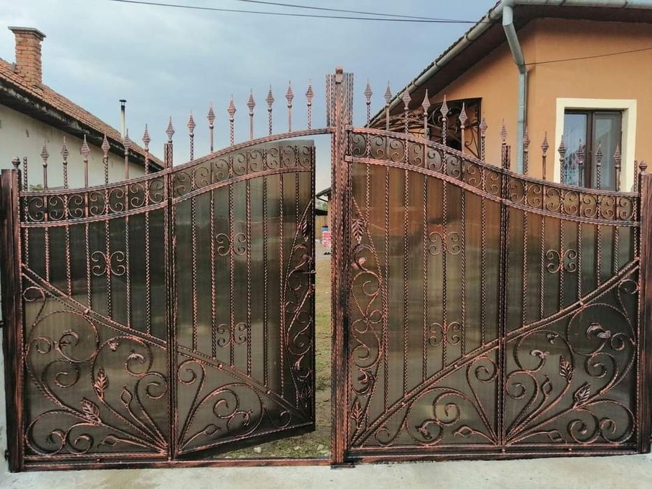 Panou fier forjat executăm chiar după modelul clientului Roman • OLX.ro