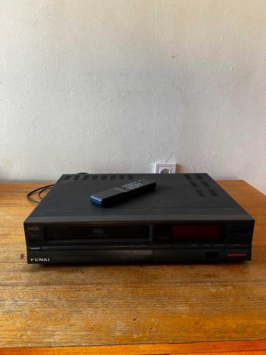 VHS видеоплеър FUNAI – идеален за сценичен реквизит или декор гр. София ...
