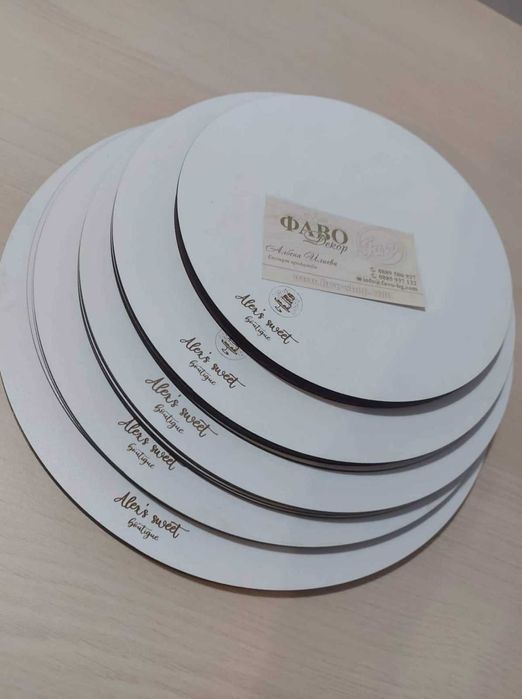 Бели подложки с гравирано лого за торта украса подарък декорация гр Свищов • Olx Bg