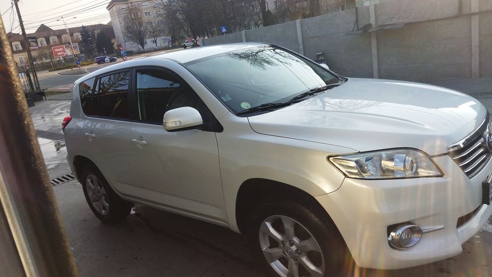 Toyota RAV4 4x4 euro5 alb perlat Oradea • OLX.ro