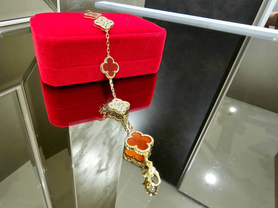 Van Cleef & Arpels VCA Gold Red Alhambra 5 Motifs Clover Дамска Гривна ...