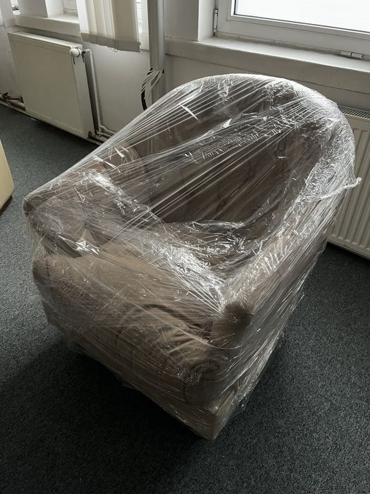 Scaun retro , Fotoliu bej din catifea, Masa, masuta de cafea cu roti ...