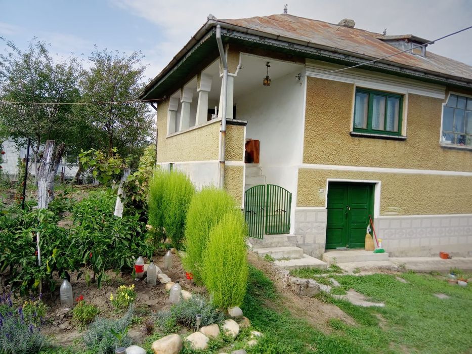 Casa la curte cu mult teren la țară Jupanesti • OLX.ro