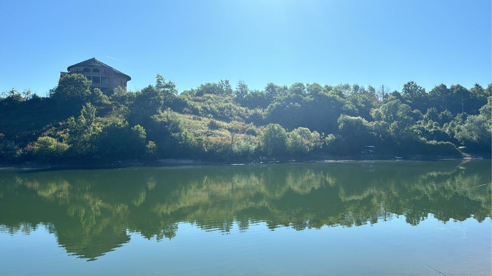 Teren pe malul lacului Cincis Hunedoara • OLX.ro