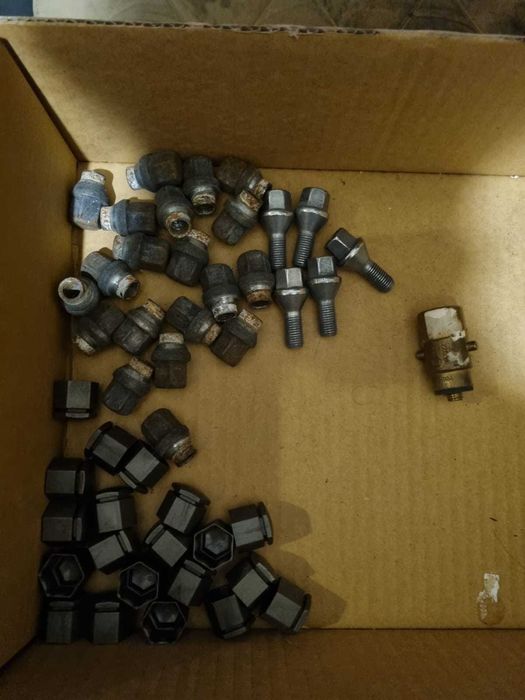 Triunghi auto,cheie roti,prezoane,piulite auto,stingator,chei tractare ...