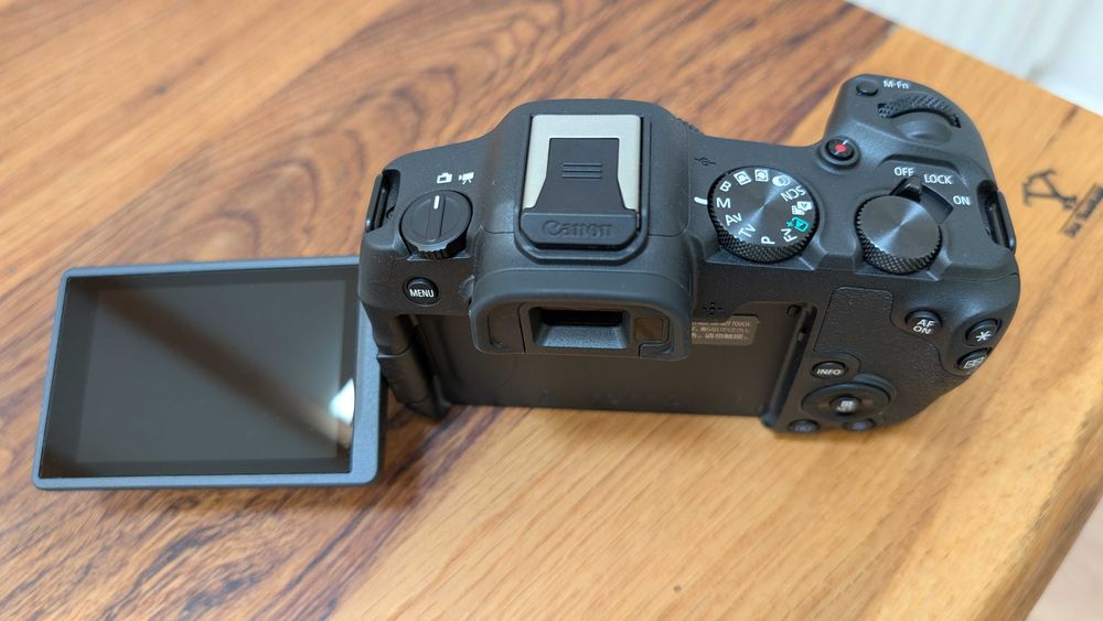 Canon R8, ca nou + 3 baterii Canon + incarcator Bucuresti Sectorul 2 ...