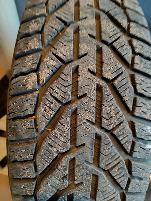 Vând anvelope iarna cu jante tabla Renault. Ilfov Popesti-Leordeni • OLX.ro