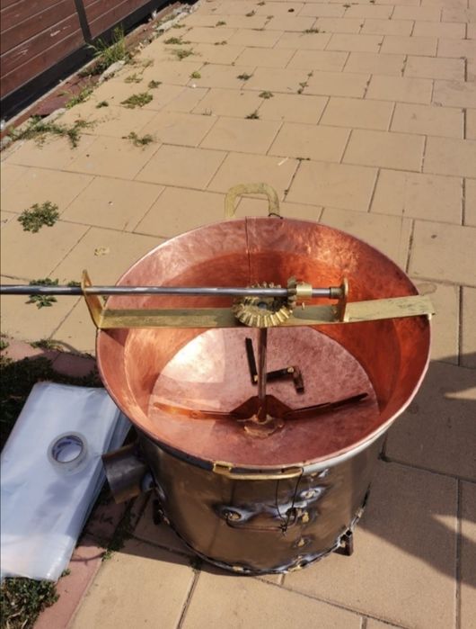 Vând căldare din cupru alimentar are 70 de litri cu fundul de 3mm pere ...