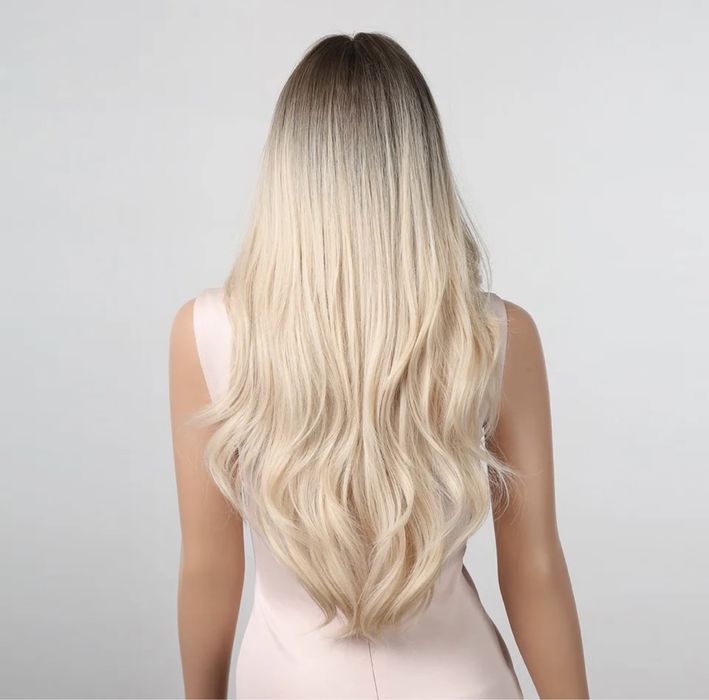 Peruca R20 Blonda ombre satena baza inchisa creata ondulata bucle gri ...