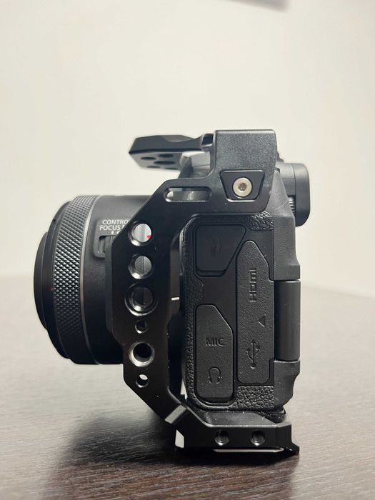 Canon R8 + Small rig Cage + Grip + 5 baterii Pitesti • OLX.ro