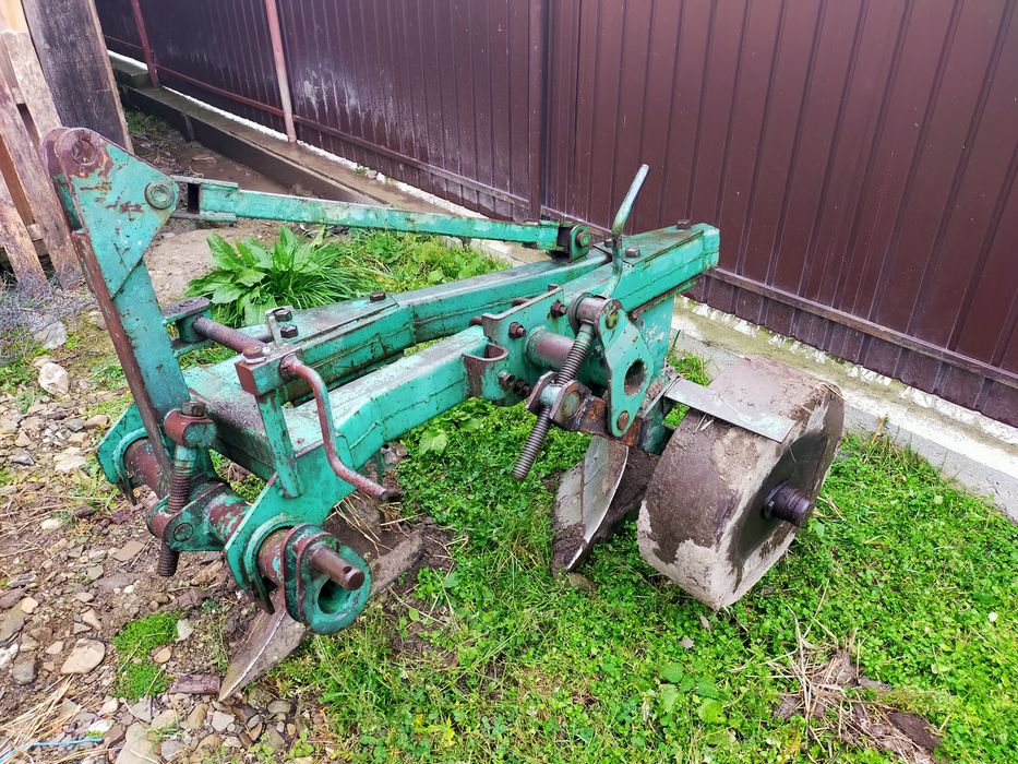 Vind plug tractor 2 brazde Bodesti • OLX.ro