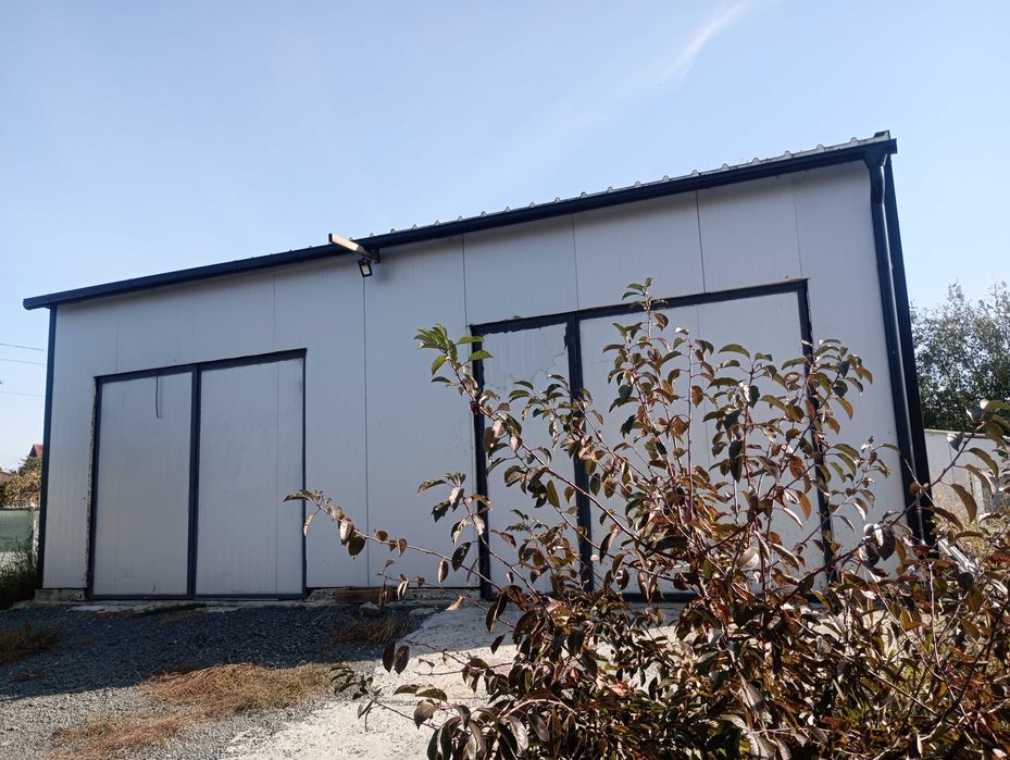 Vând garaj 10L x10l x 4h din structura metalica si panou sandwich ...