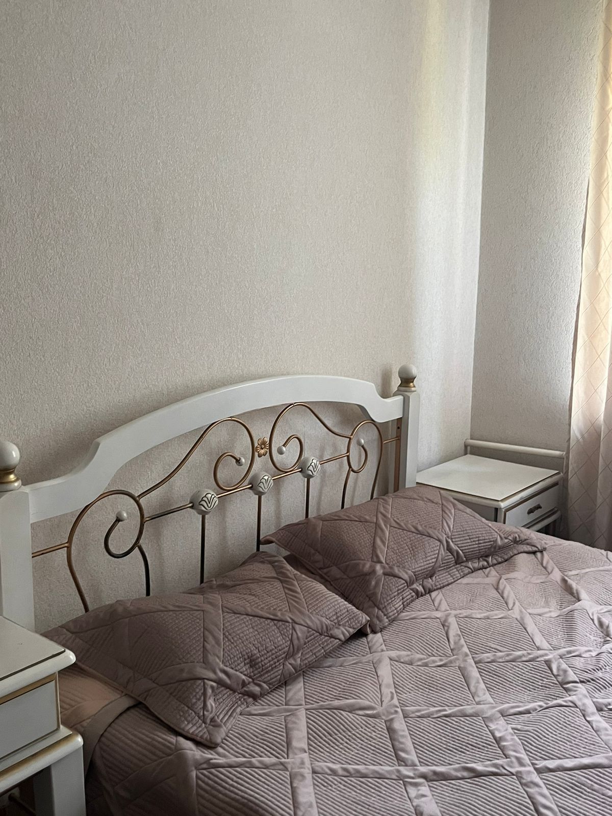 Продам 2х спальную кровать вместе с 2мя тумбами и зеркалом. Б/у: 100 ...