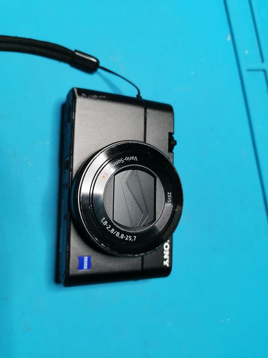 Camera foto digitala Sony RX100 V + trepied Lazaret • OLX.ro