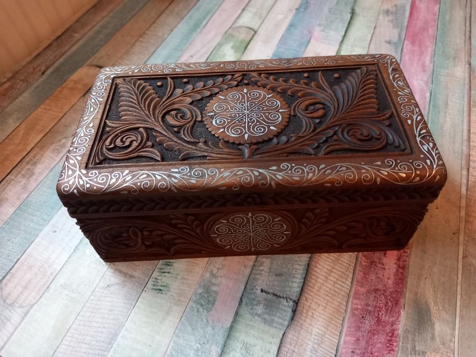 Cufar din lemn de nuc sculptat manual cu inserții de argint Curtea de ...