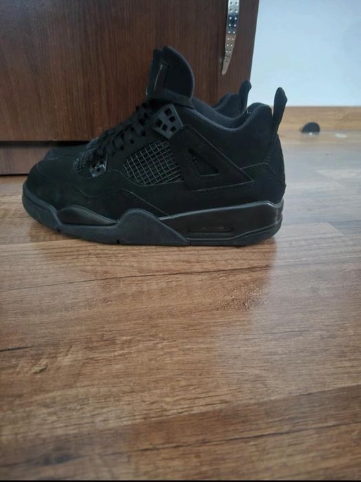 Vand pereche de Air Jordan 4 Black Cat,în stare buna Vând o pereche ...