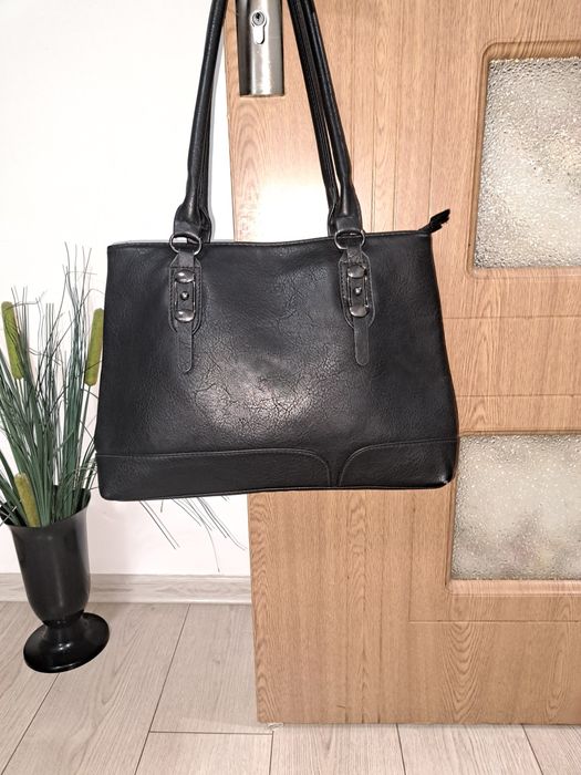 Genti de dama , ,srare impecabila,foarte incapatiare,pretul difera ...