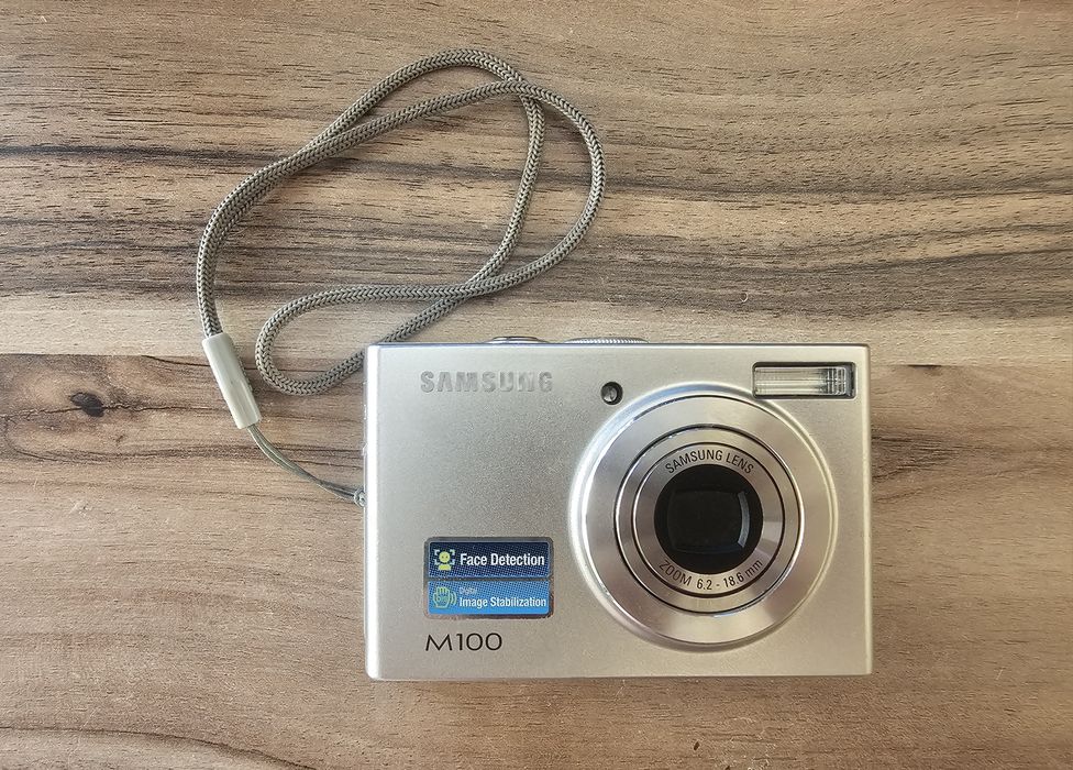 Дигитална камерка Samsung M100 - 8.2MP + оригинална батерия + SD карта ...