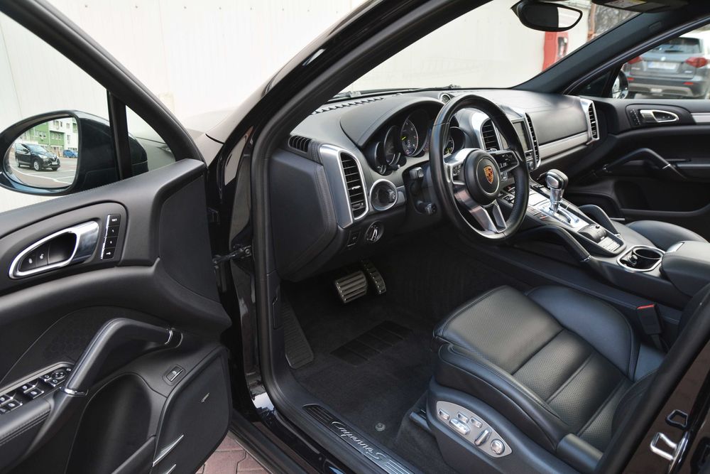 Porsche Cayenne S / Plug-in Hybrid / Panoramic / Keyless / Perne ...