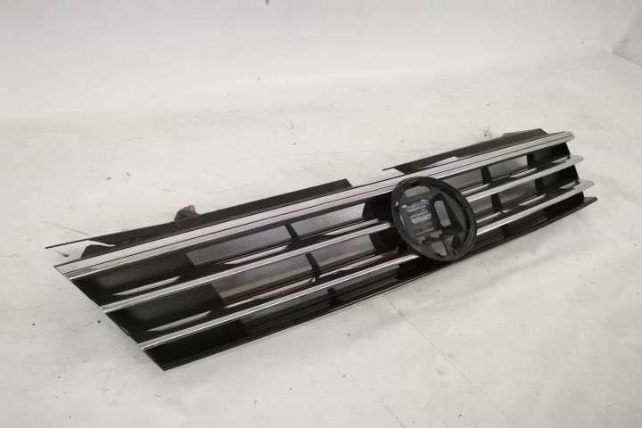 Grila Centrala Radiator Originala In Stare Buna Volkswagen VW Tiguan Bucuresti Sectorul 6 • OLX.ro