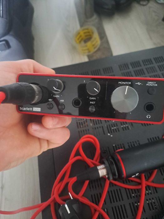 Vand microfon plus statie scarlett studio Floresti-Stoenesti • OLX.ro