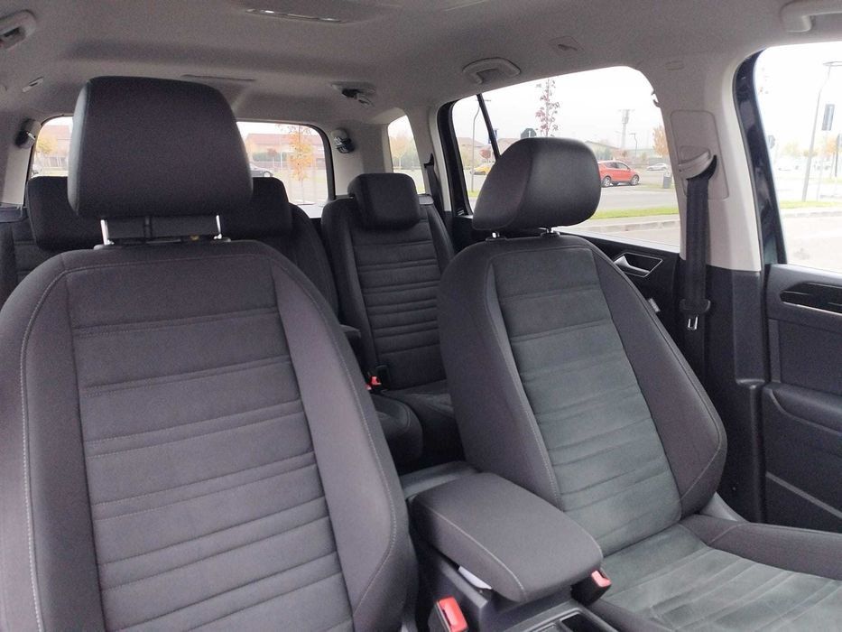 Volkswagen Touran R line / 2.0 tdi-150 cp Matrix -7 locuri euro 6 Oradea • OLX.ro
