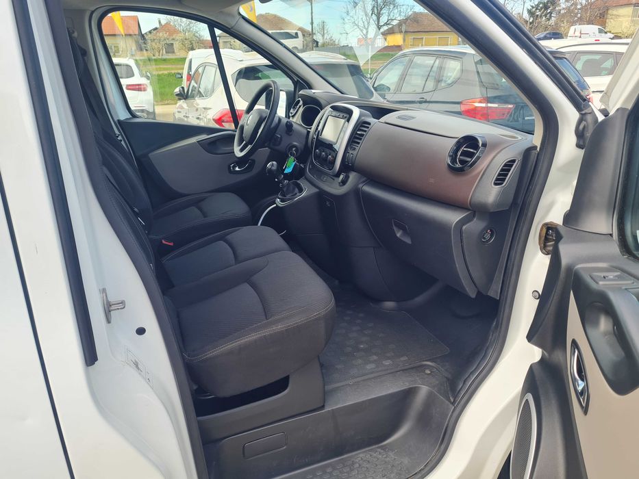 RENAULT TRAFIC 155000 km 125 C.P. an 2018 cash sau rate fixe Arad • OLX.ro