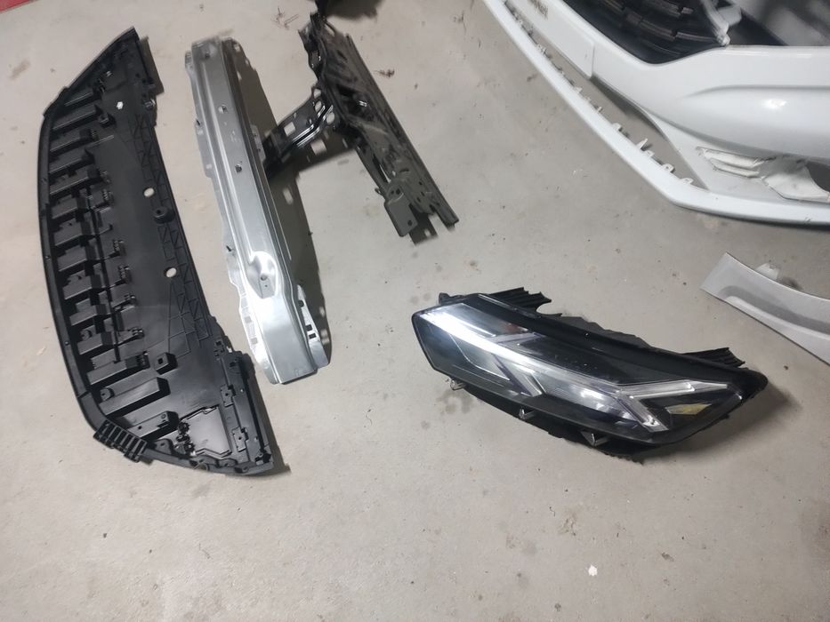 Bara fata , faruri, aripa stângă , trager ,traversa Logan 2021-2022 ...