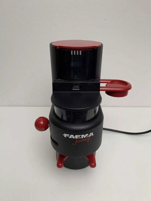 Продавам италианска кафемелачка Faema Family гр. Варна Трошево • OLX.bg