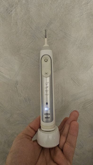 Periuta de dinti electrica Oral-B Genius 8000 + încărcător Bucuresti Sectorul 4 • OLX.ro