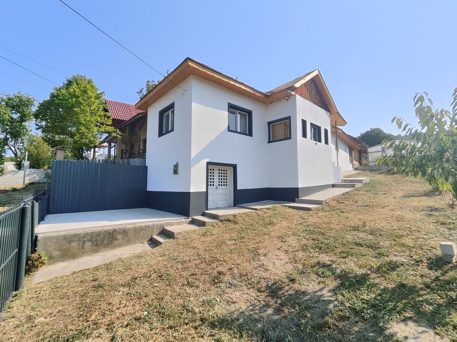 Casa 105 mp cu aer condiționat 3 camere beci bucatarie 2 anexe noi ...