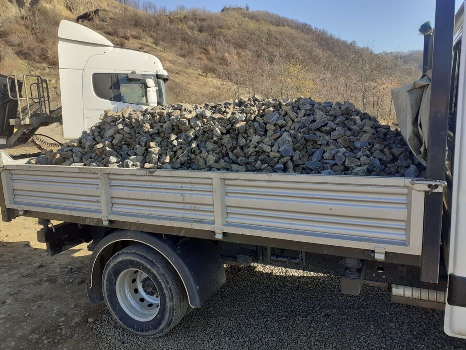 Nisip,balastru,piatra concasată,ornamentală,griblură,pământ,moloz.etc ...