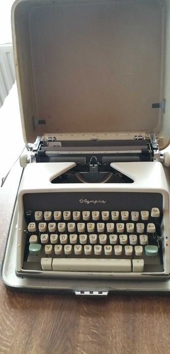 Masina de scris mecanica portabila marca Olympia Sighisoara • OLX.ro