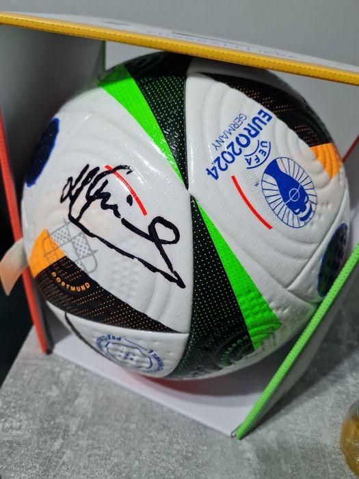 Minge adidas Fussballliebe EURO 2024 Pro semnata Ianis Hagi Arad • OLX.ro